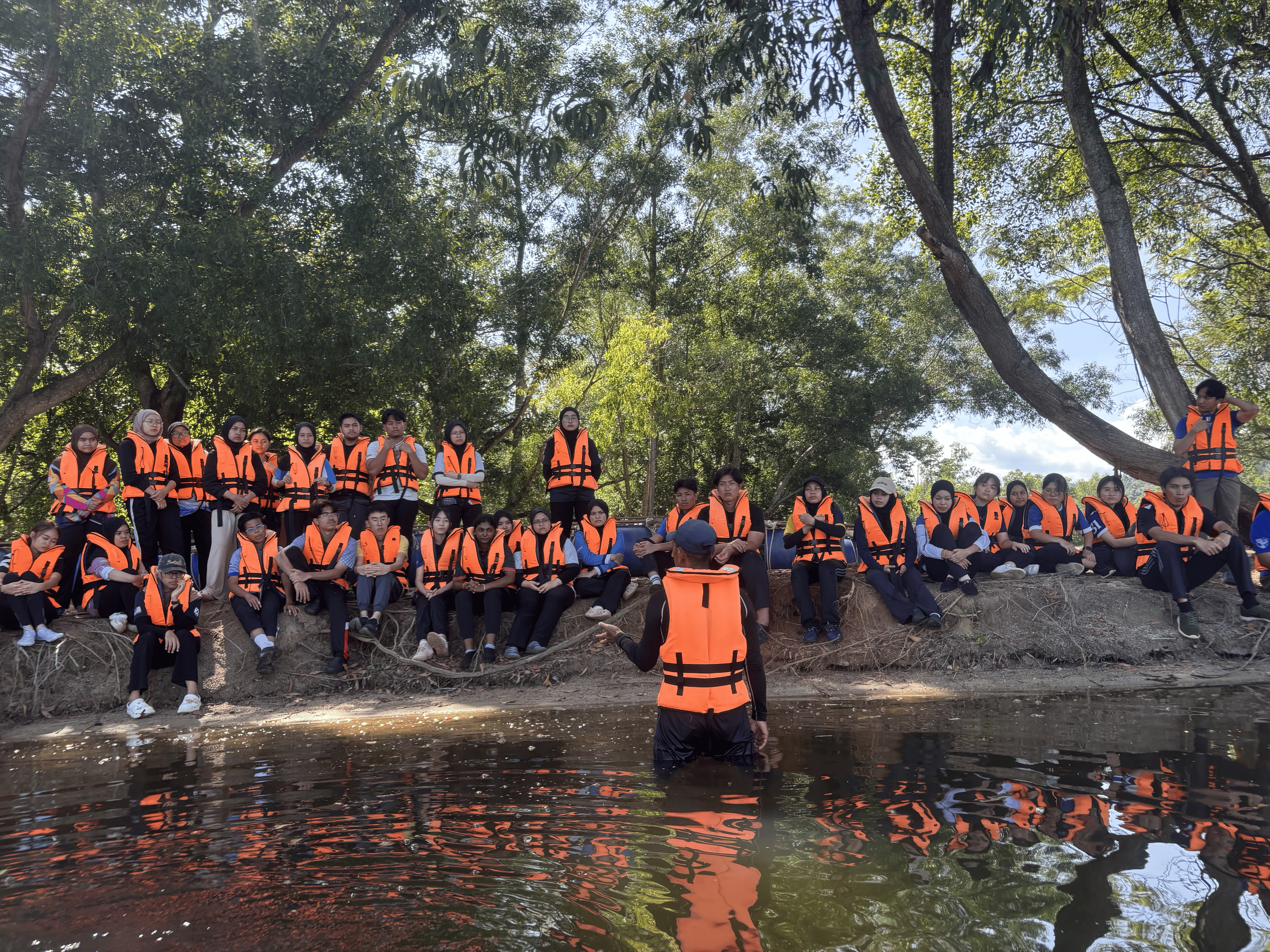 Aktiviti Water Rafting Dan Water Confident di Kem Bina Semangat Yayasan ...